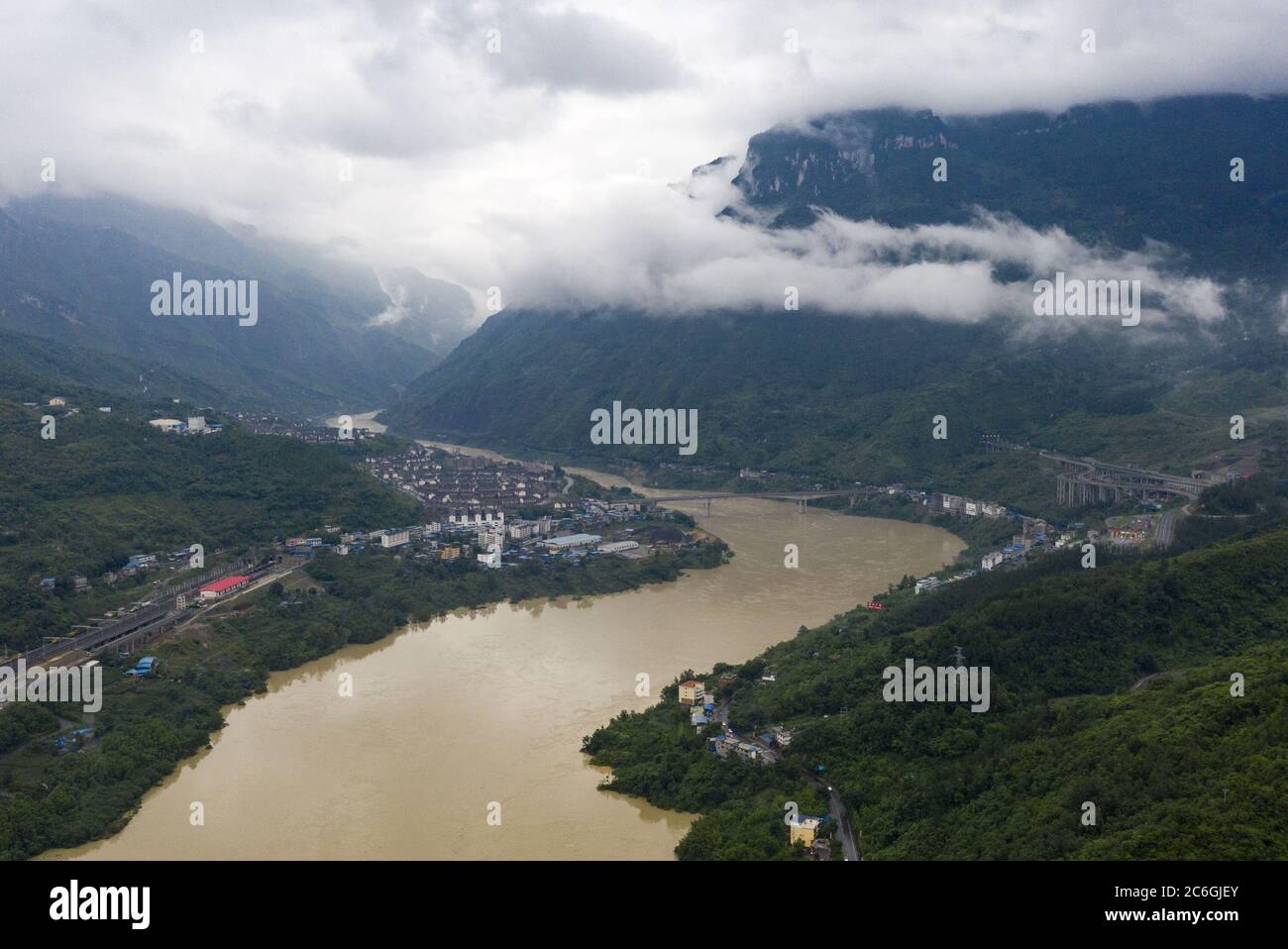 After days of heavy rainstorm, the Wu River was flooded, flood waters ...