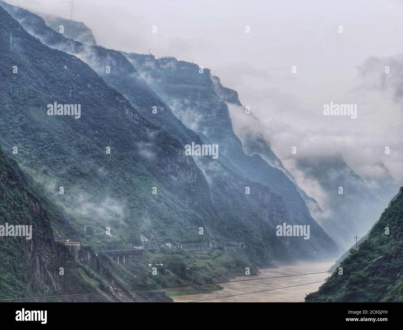 After days of heavy rainstorm, the Wu River was flooded, flood waters ...