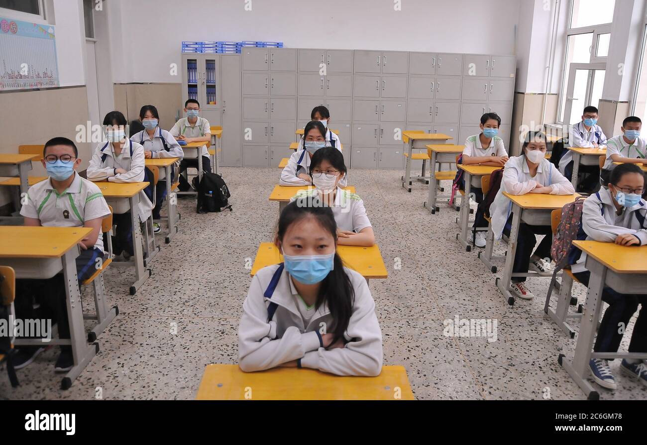 Third-year junior high school students attend a class in Harbin city ...