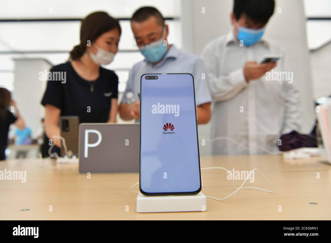 Customers experience Huawei products at the newly opened Huawei ...