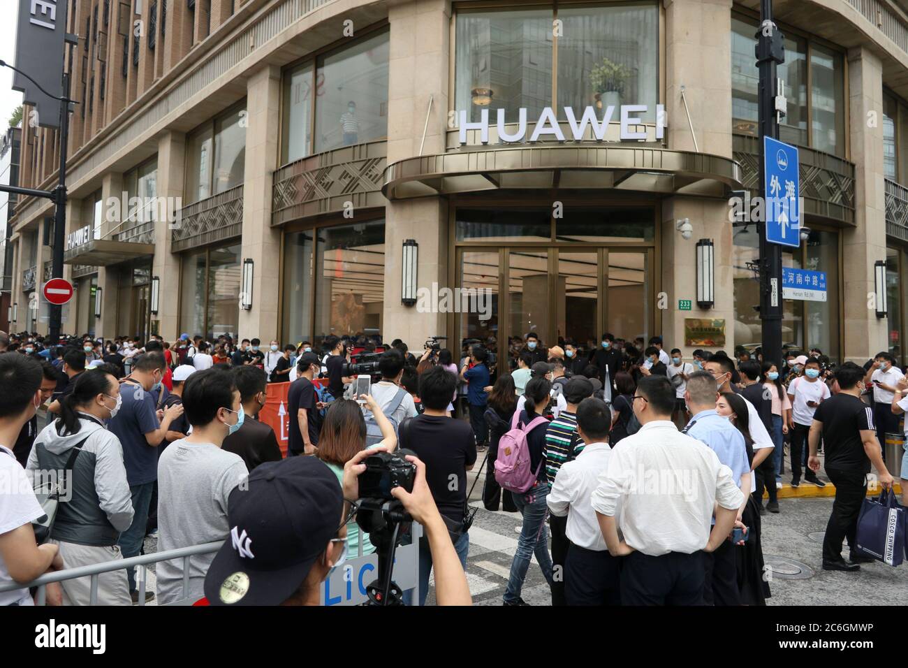 Huawei Technologies open a massive 5000-square meter flagship store on ...