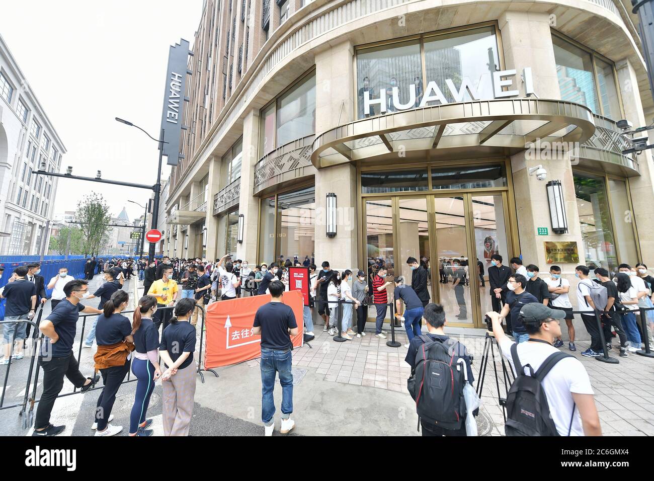 Huawei Technologies open a massive 5000-square meter flagship store on ...