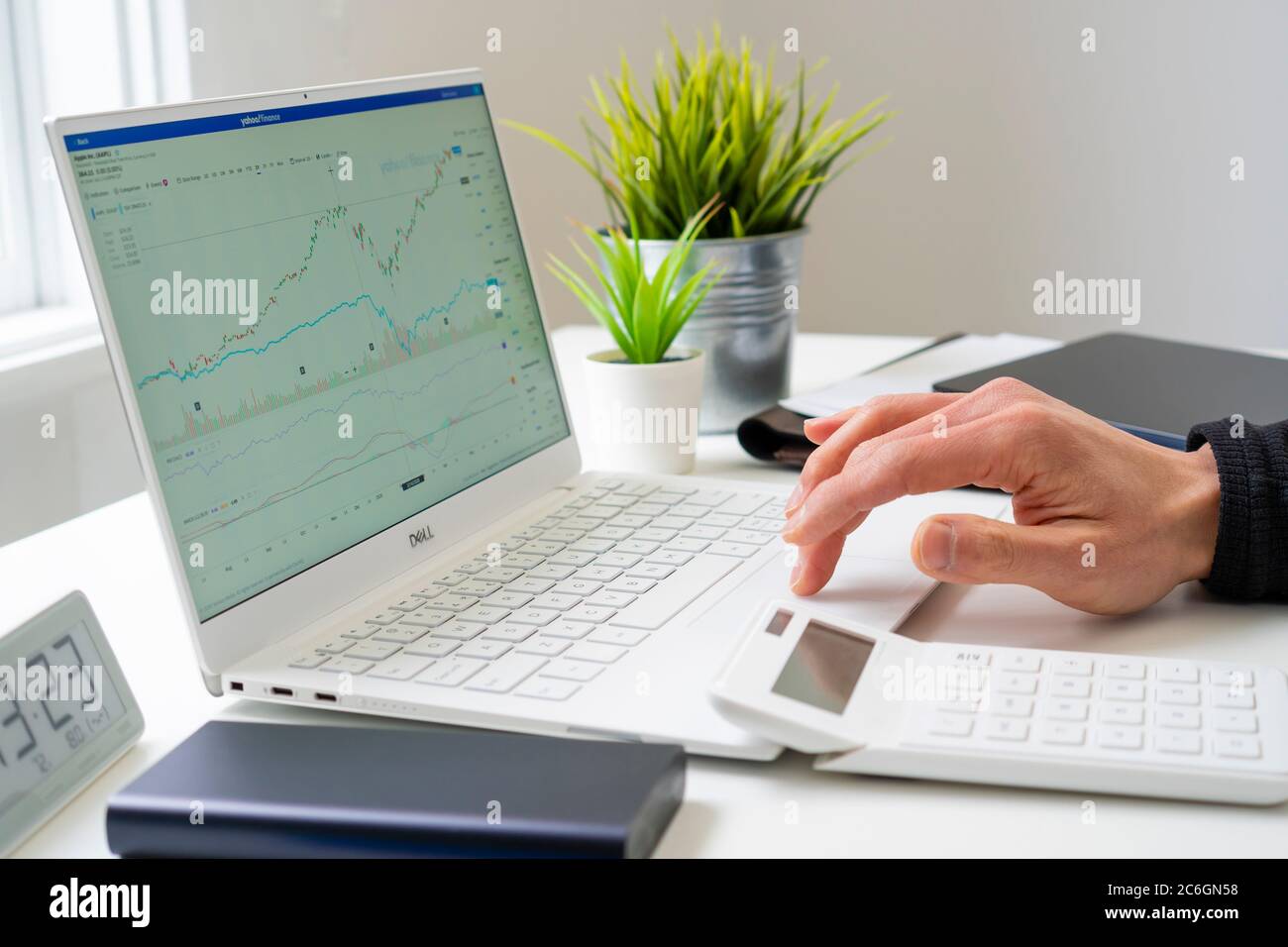 Data stock exchange chart hi-res stock photography and images - Alamy