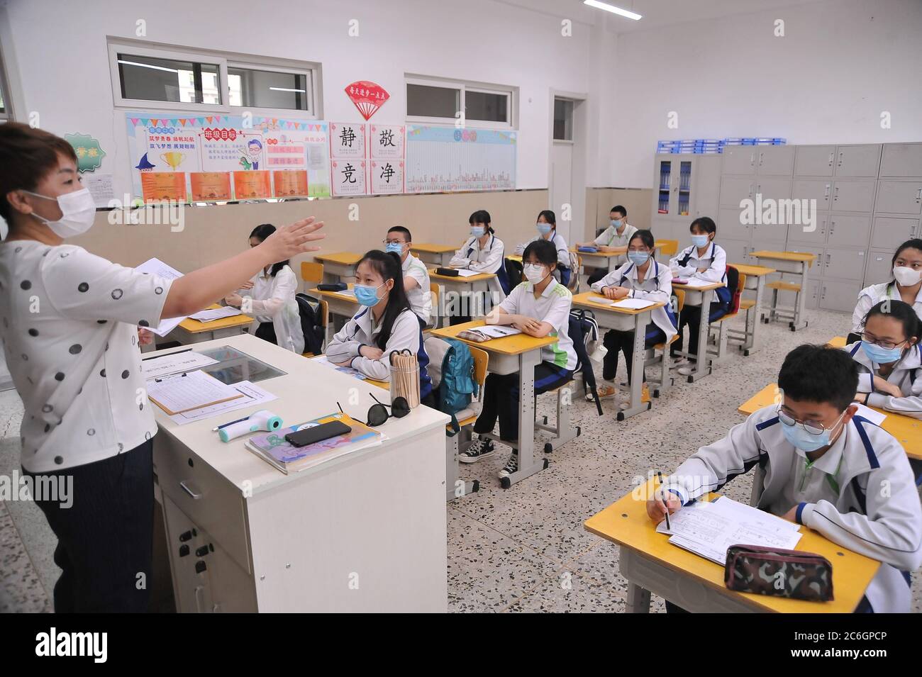 Third-year junior high school students attend a class in Harbin city ...
