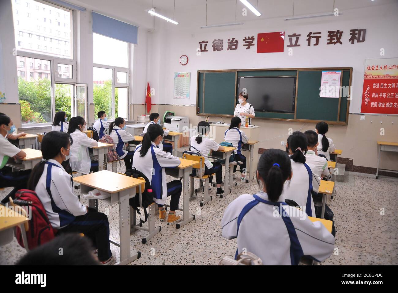 Third-year junior high school students attend a class in Harbin city ...
