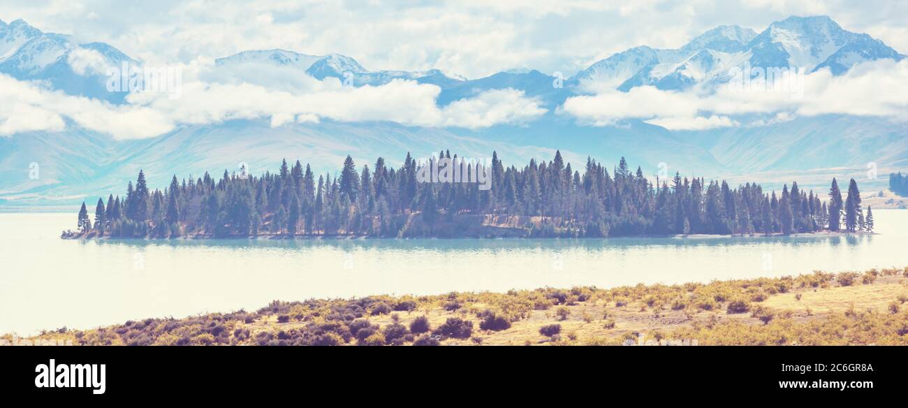 Amazing natural landscapes in New Zealand. Mountains lake at sunset ...