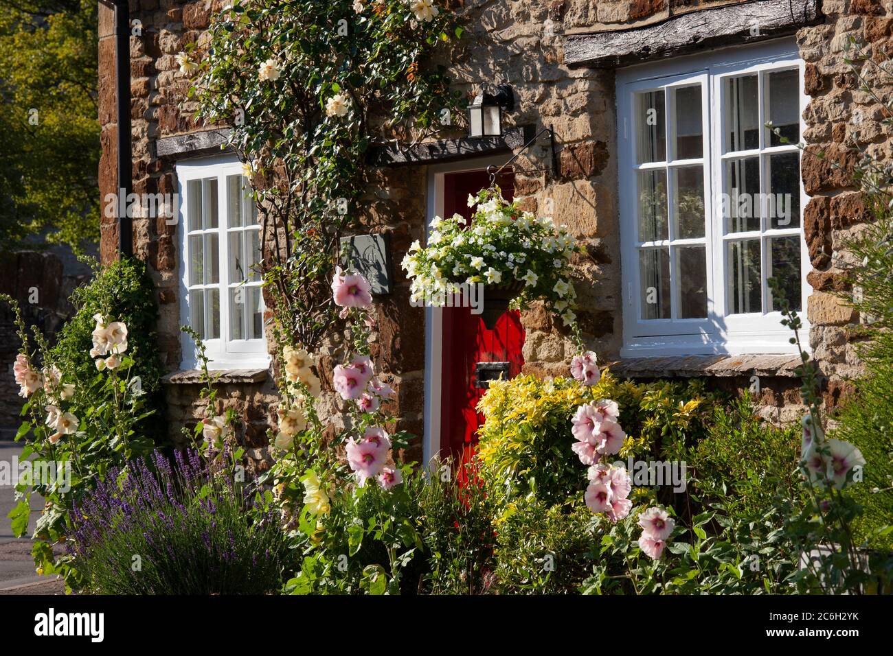 Cottage front door hi-res stock photography and images - Alamy