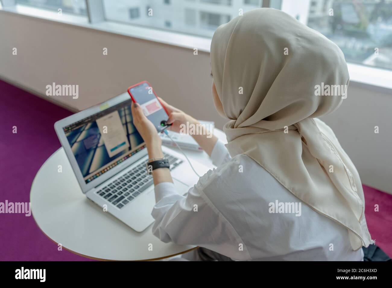 Muslim women using modern hi-res stock photography and images - Alamy