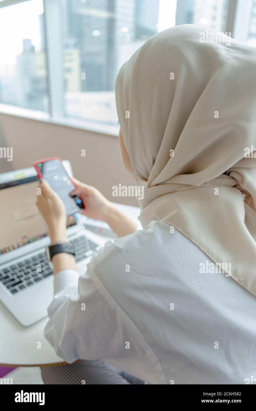 Muslim business women using hi-res stock photography and images - Alamy