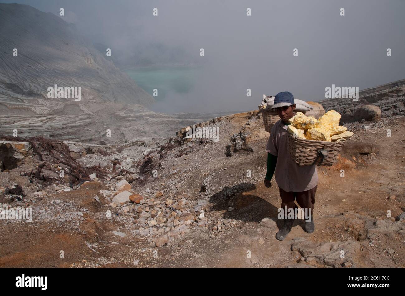 Sulfur block hi-res stock photography and images - Alamy