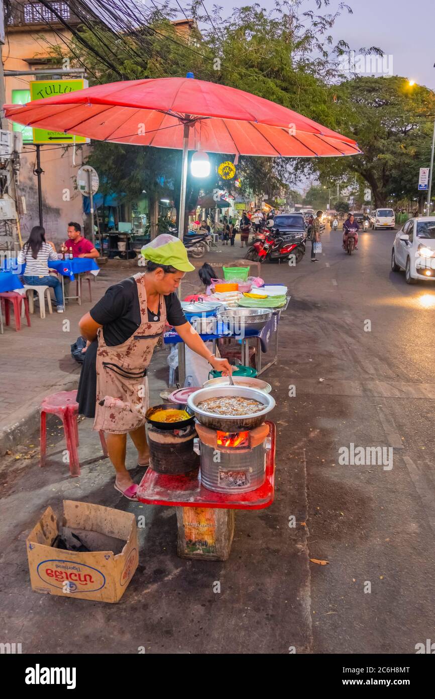 Street food vendor, night market, Chao Anouvong Park, central Vientiane ...