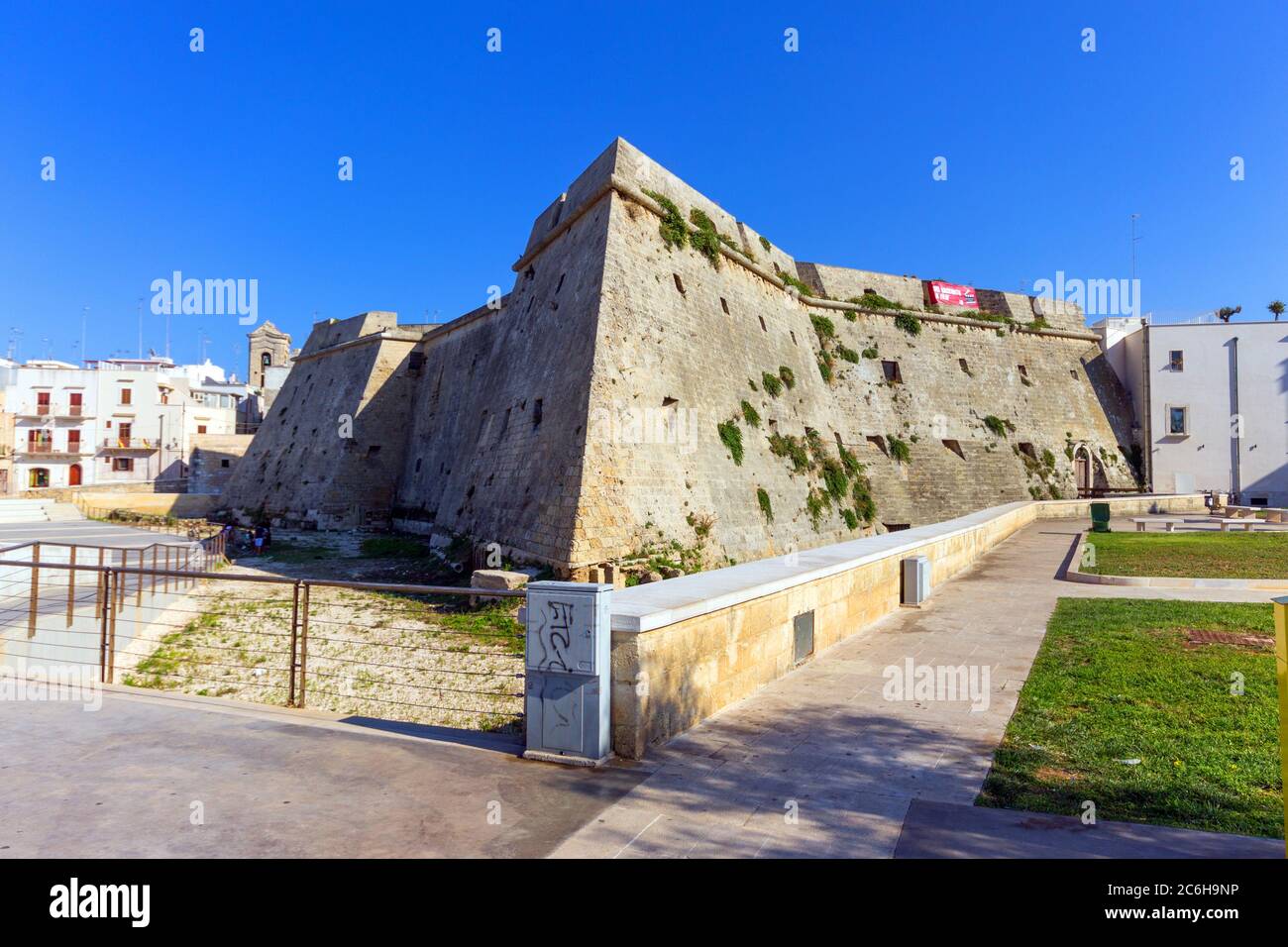 Mola di bari hi-res stock photography and images - Alamy