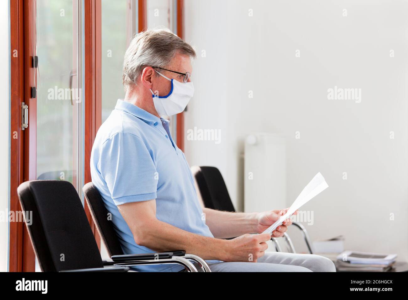 Hospital reading hi-res stock photography and images - Alamy