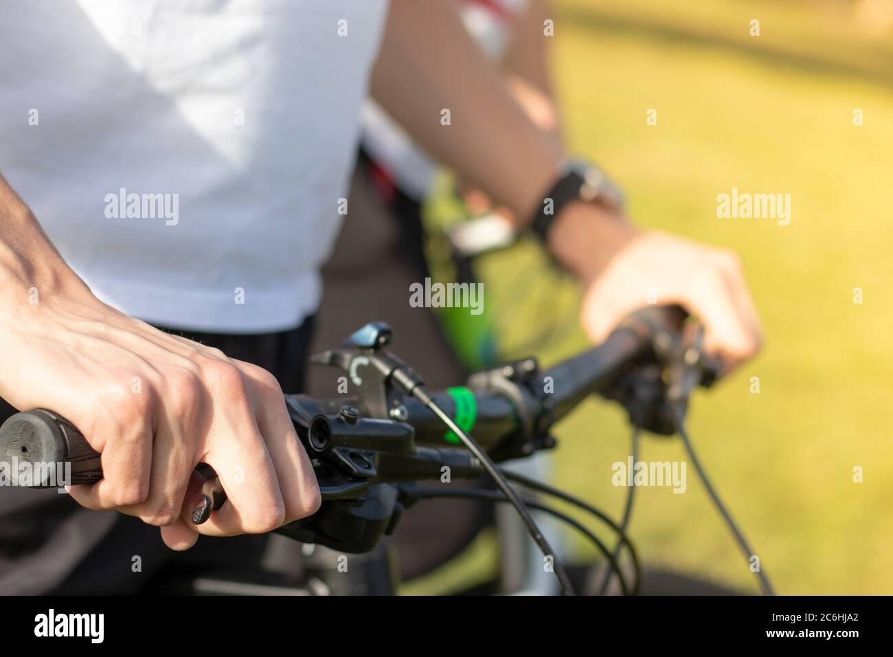 Close up of a mans hand holding onto the bicycle steering wheel ...