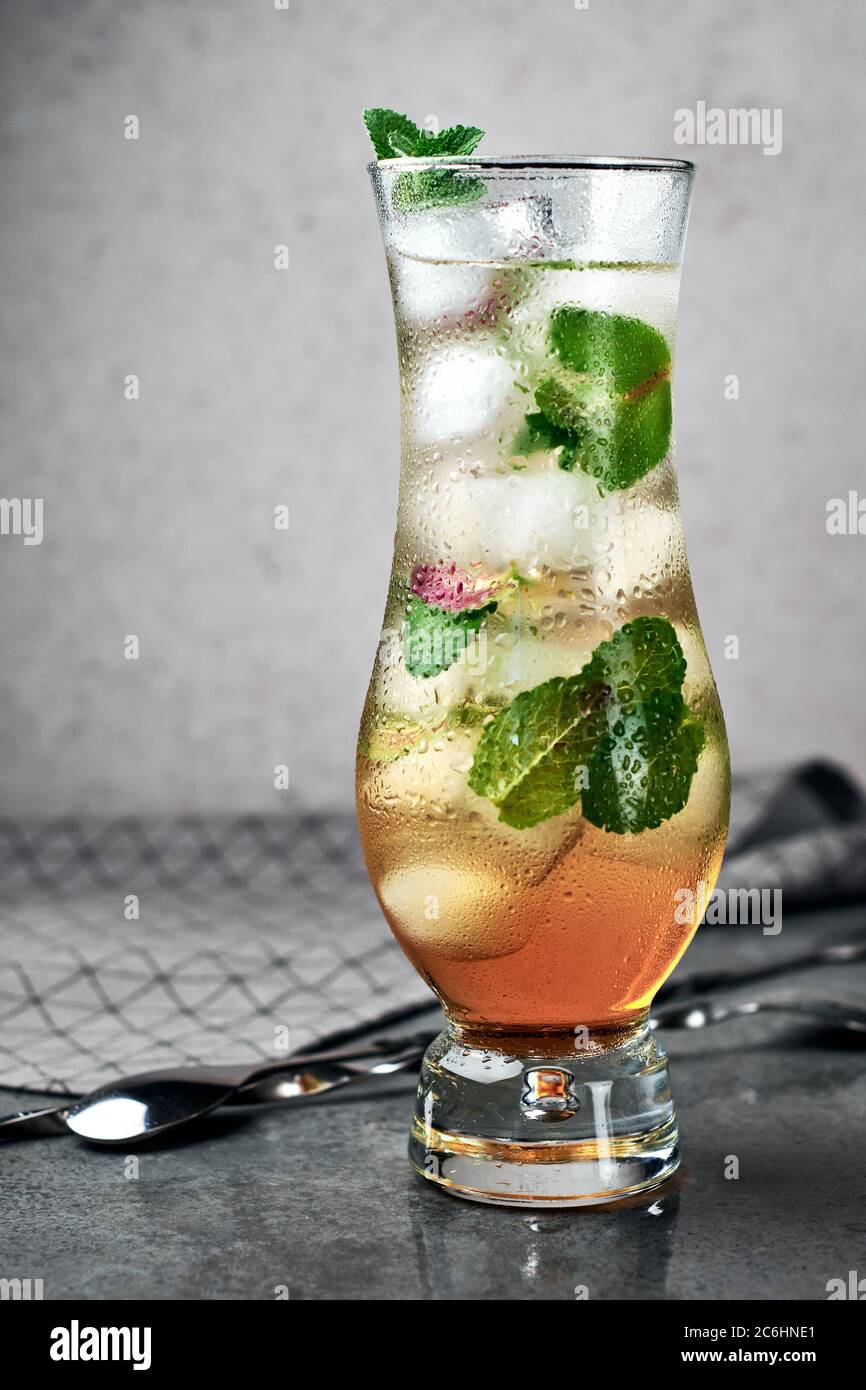 Alcoholic drink with mint and ice, mojito cocktail Stock Photo - Alamy