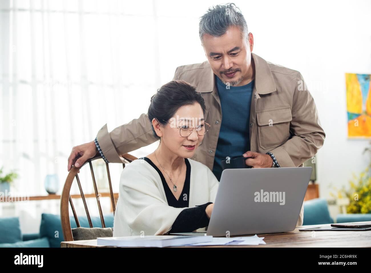 Indian old couple laptop hi-res stock photography and images - Alamy