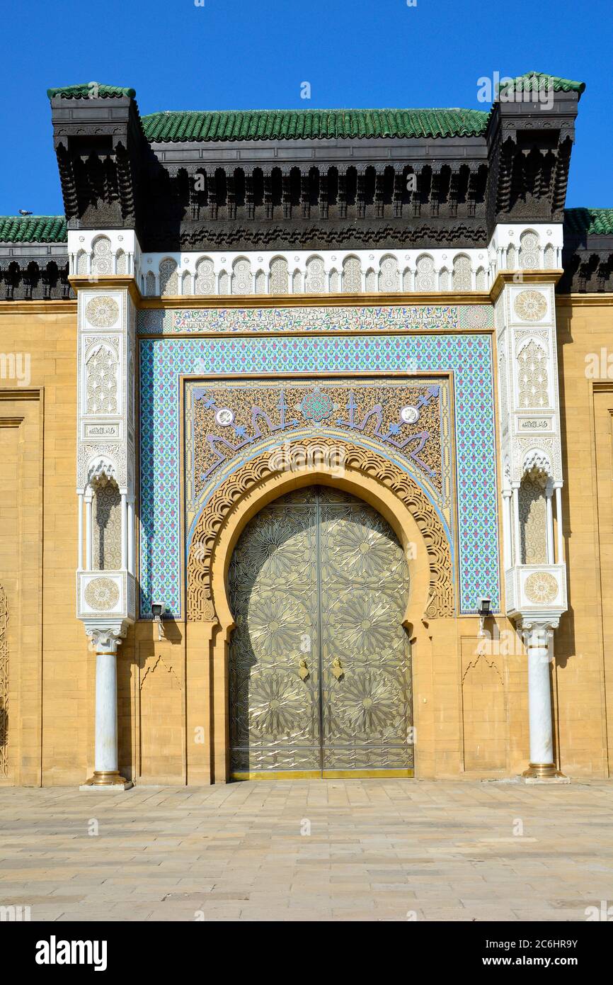 Morocco, gate with chasing and decorations to kings palace in ...