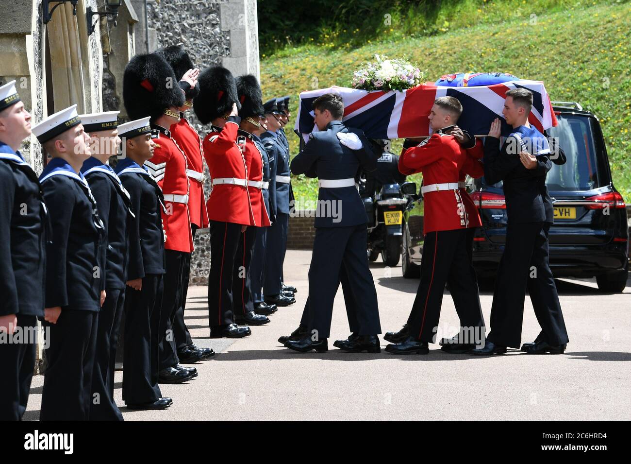Service personnel carry the coffin of forces sweetheart Dame Vera Lynn ...