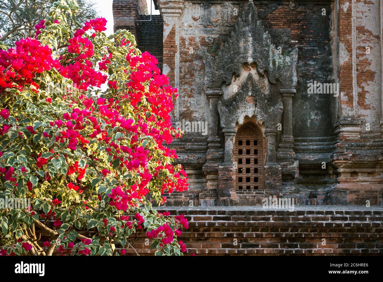 Red colored temple hi-res stock photography and images - Alamy