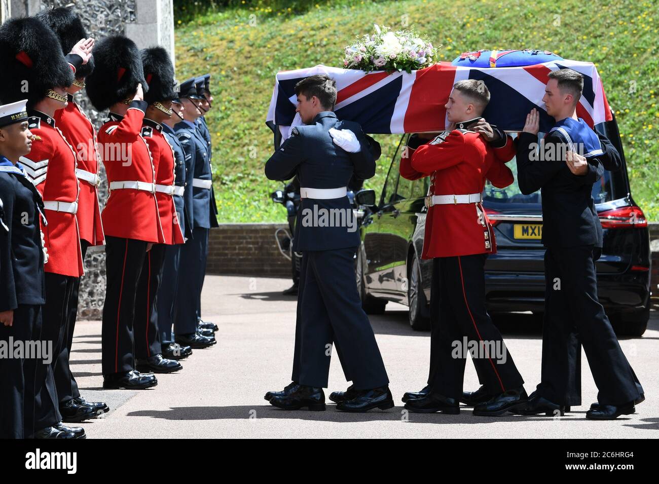 Service personnel carry the coffin of forces sweetheart Dame Vera Lynn ...