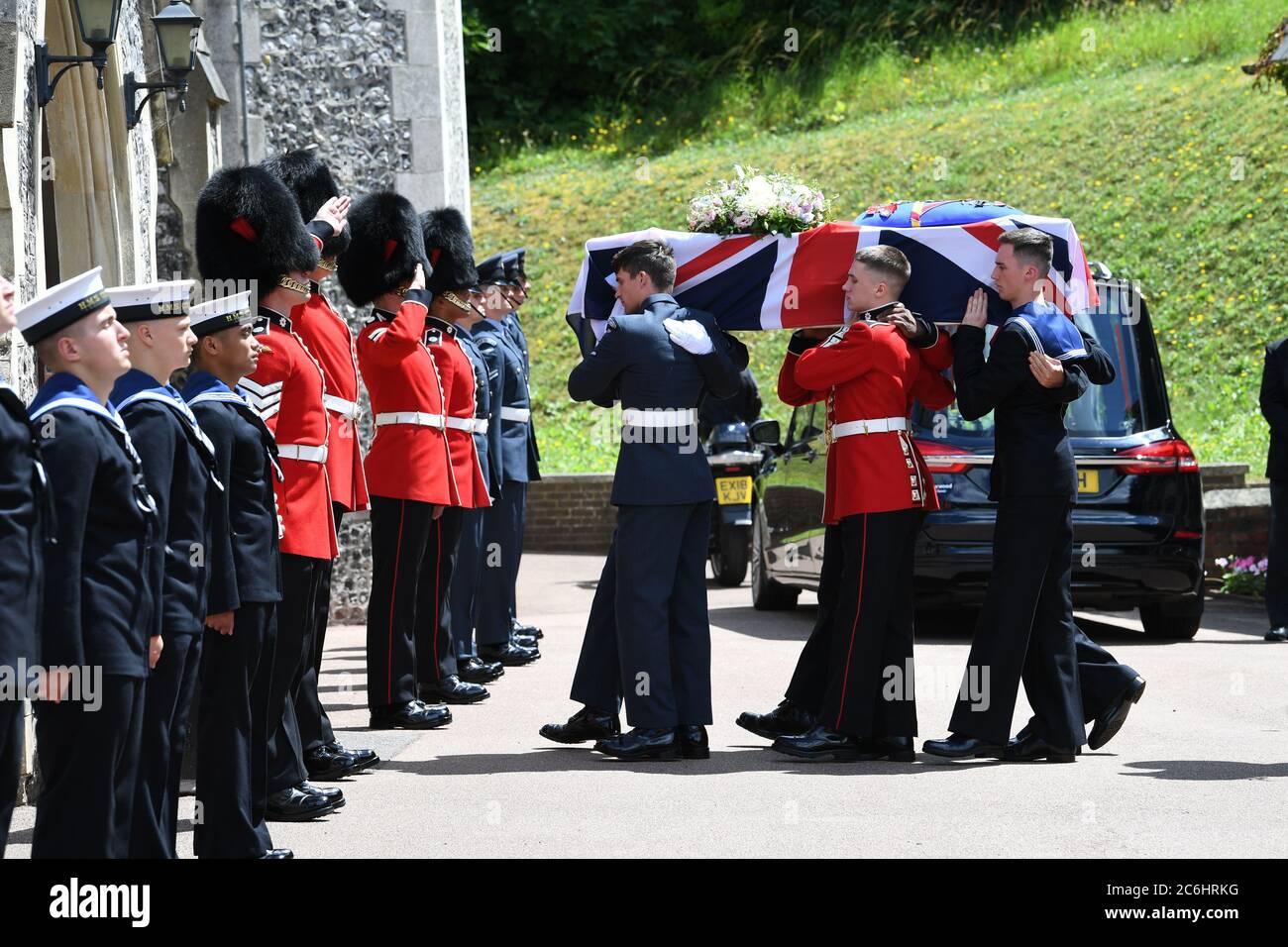 Service personnel carry the coffin of forces sweetheart Dame Vera Lynn ...