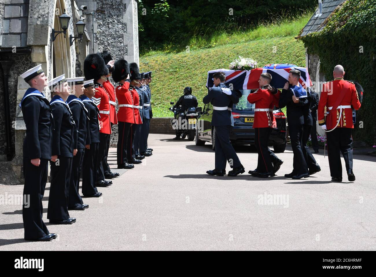 Service personnel carry the coffin of forces sweetheart Dame Vera Lynn ...