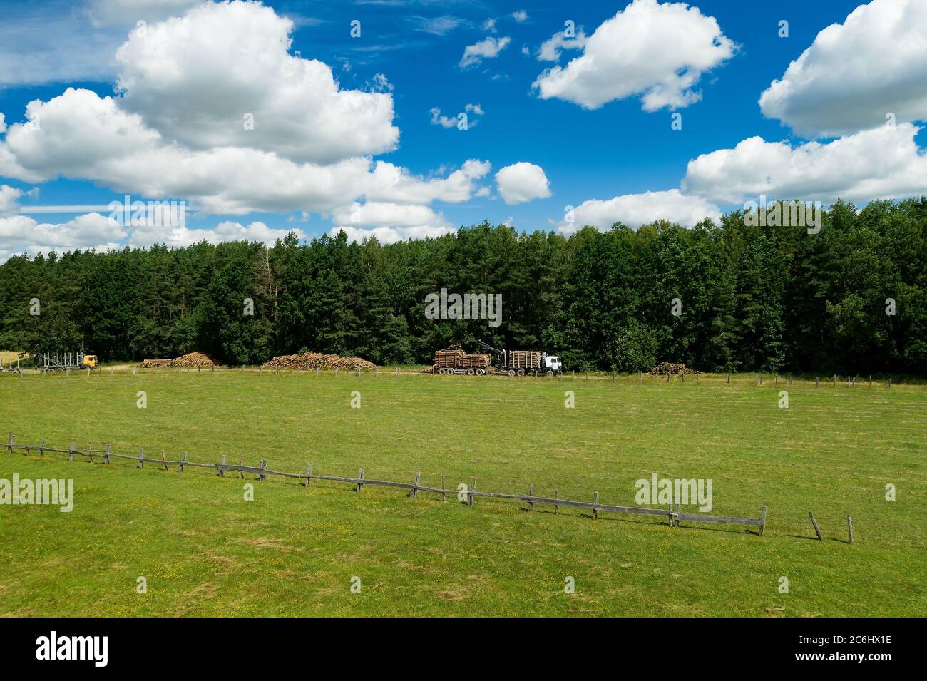 Log lift hi-res stock photography and images - Alamy