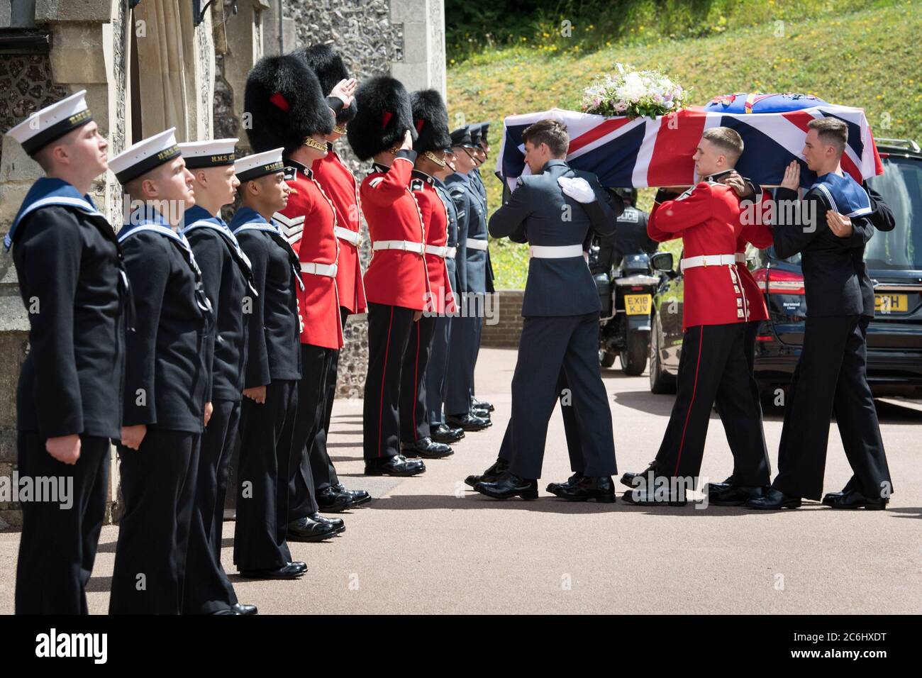 Service personnel carry the coffin of forces sweetheart Dame Vera Lynn ...