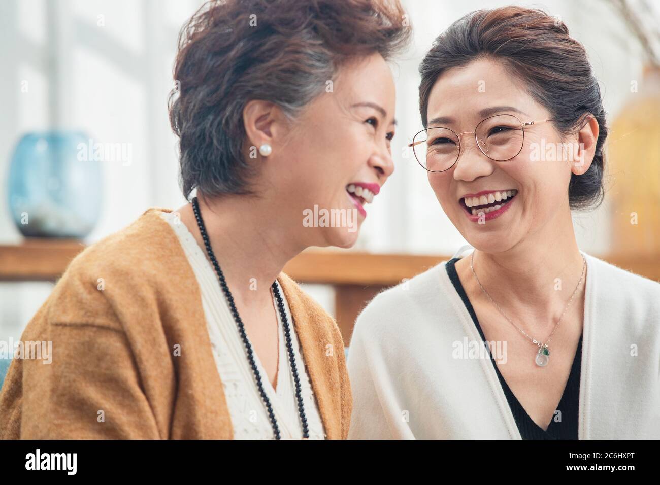 Two old women best friends hi-res stock photography and images - Alamy