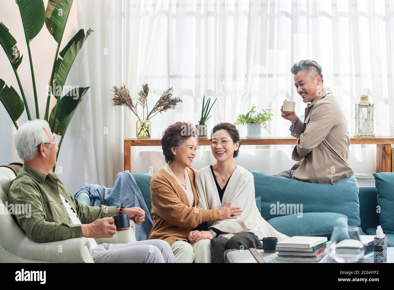 People sitting in living room hi-res stock photography and images - Alamy