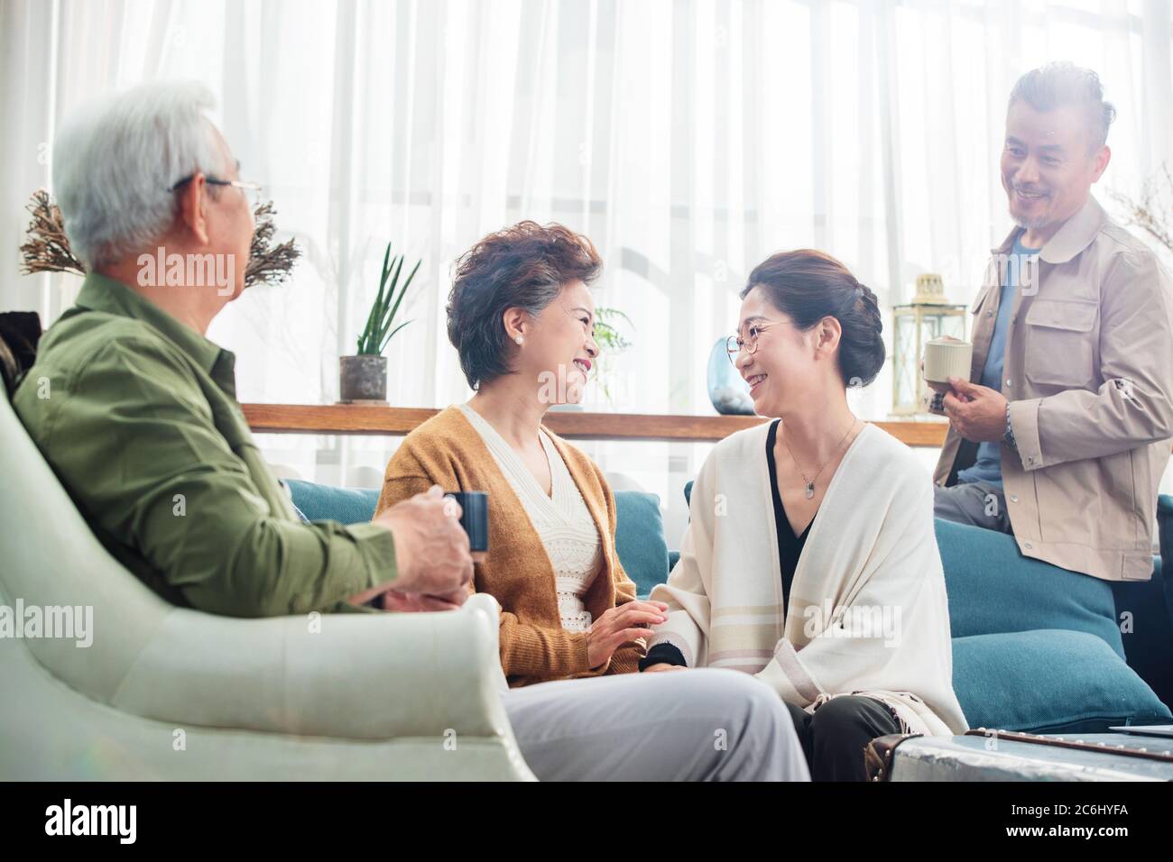People sitting in living room hi-res stock photography and images - Alamy