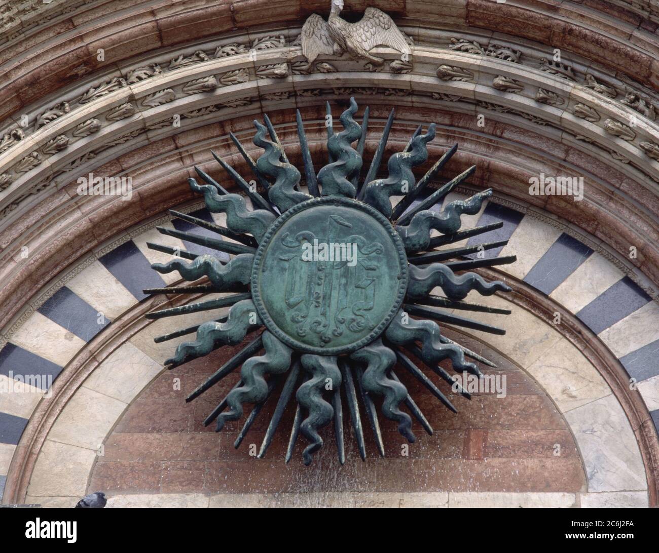 EXTERIOR-DET FACHADA-PORTICO CENTRAL:TIMPANO CON ESCULTURA DE SOL ...