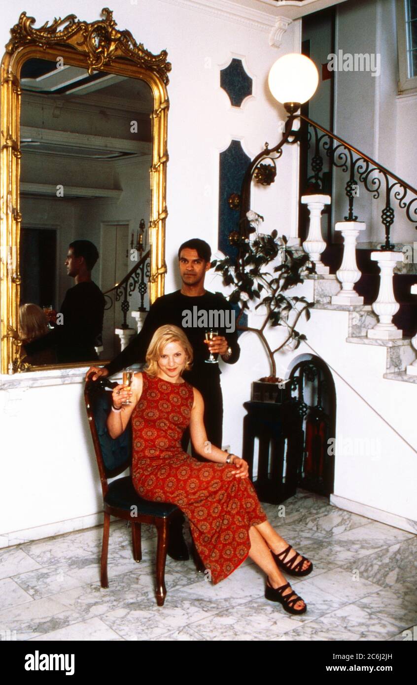 Michael Dierks und Diana Staehly, beide Schauspieler, genießen ein Glas ...