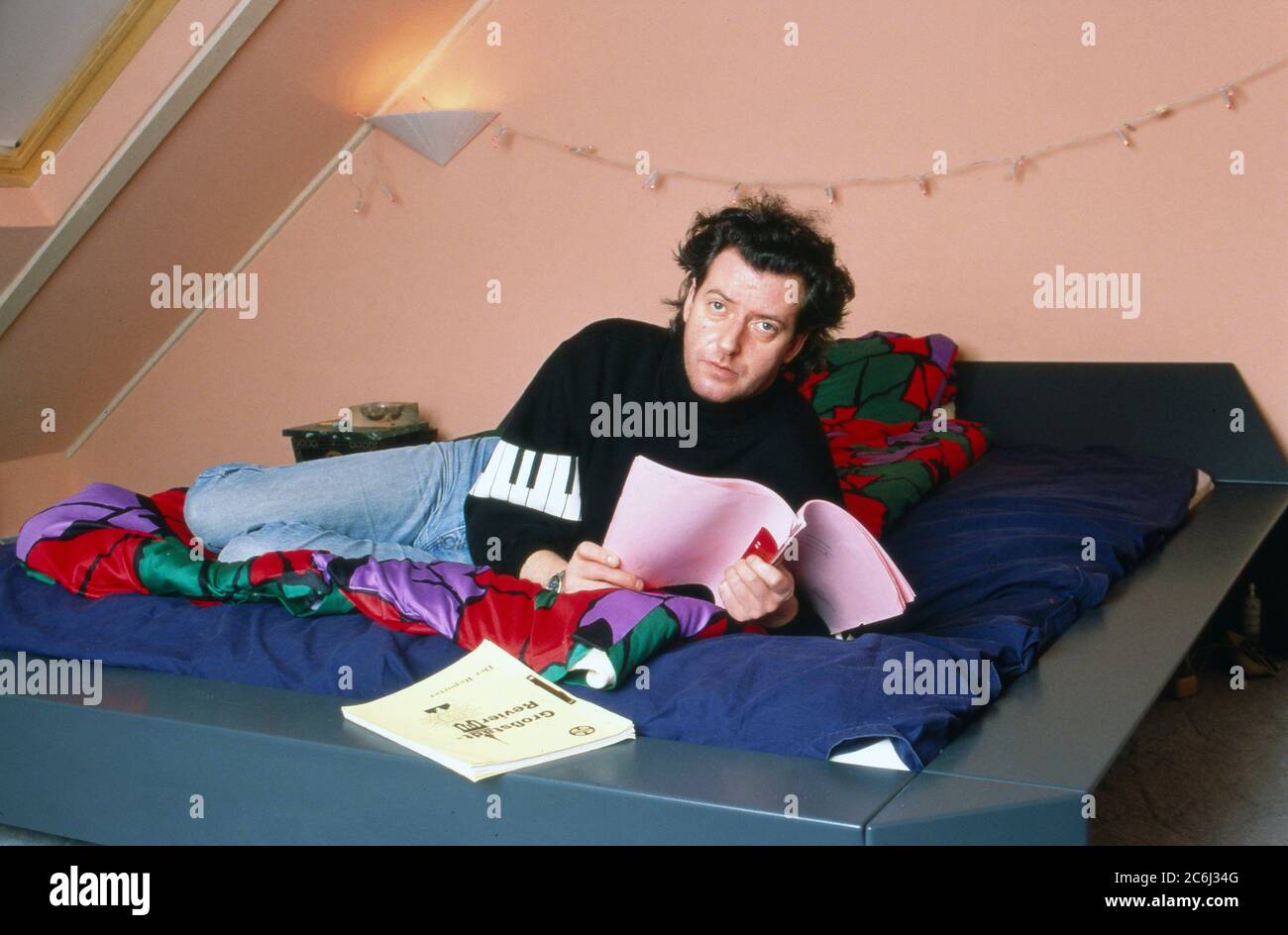 Kay Sabban, deutscher Schauspieler, lernt seinen Text im Bett in ...