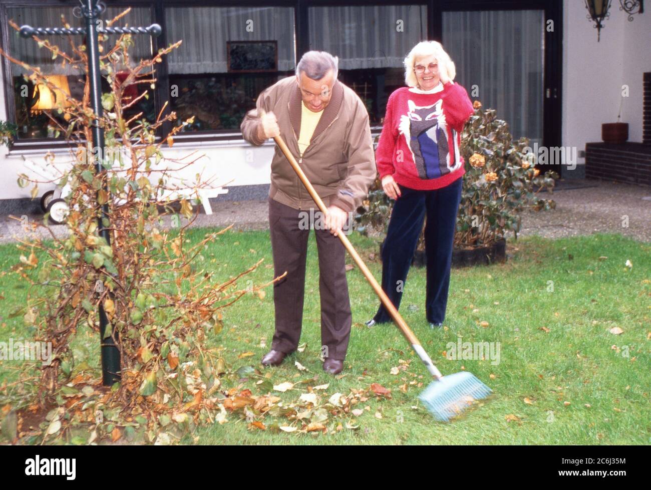 Heinz Schenk, deutscher Showmaster, Schauspieler und Sänger, bereitet ...