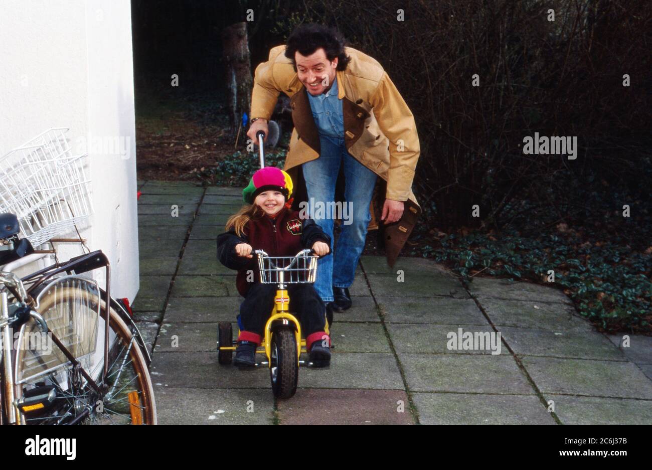 Kay Sabban, deutscher Schauspieler, schiebt seine Tochter auf dem ...