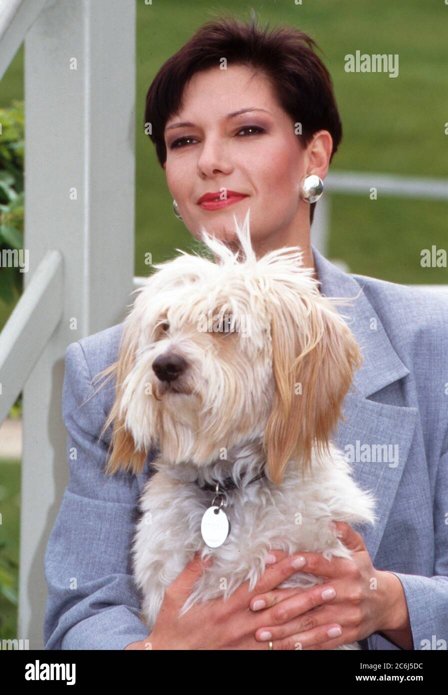 Raphaela Dell, neue Programmsprecherin beim ZDF in Mainz mit ihrem Hund ...