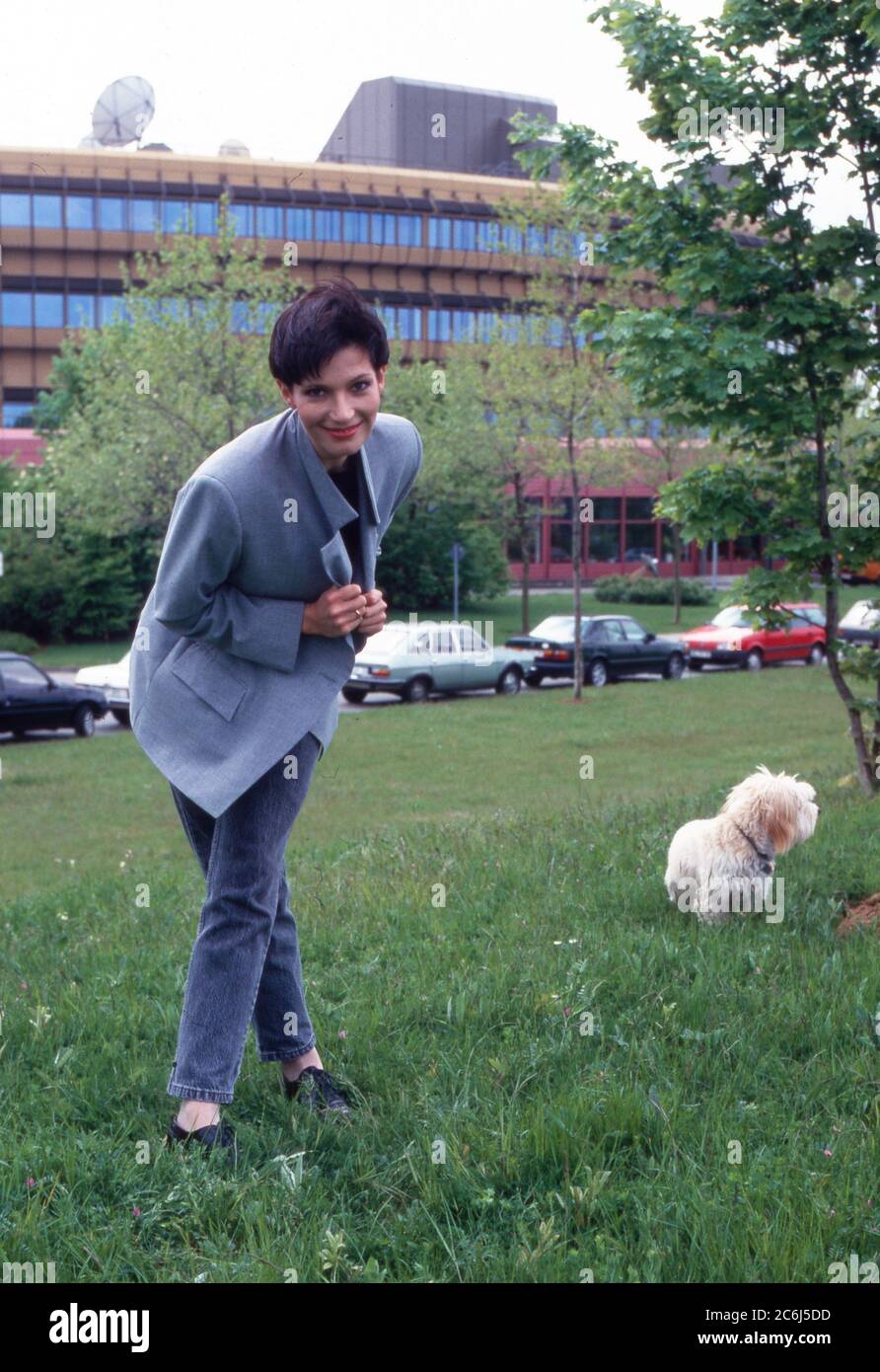 Raphaela Dell, neue Programmsprecherin beim ZDF in Mainz mit ihrem Hund ...