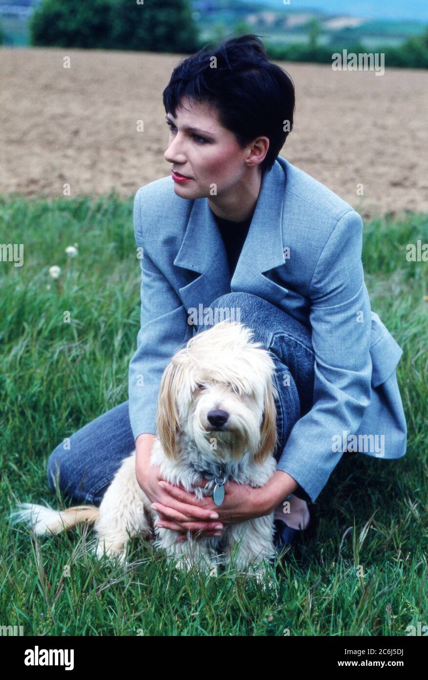 Raphaela Dell, neue Programmsprecherin beim ZDF in Mainz mit ihrem Hund ...