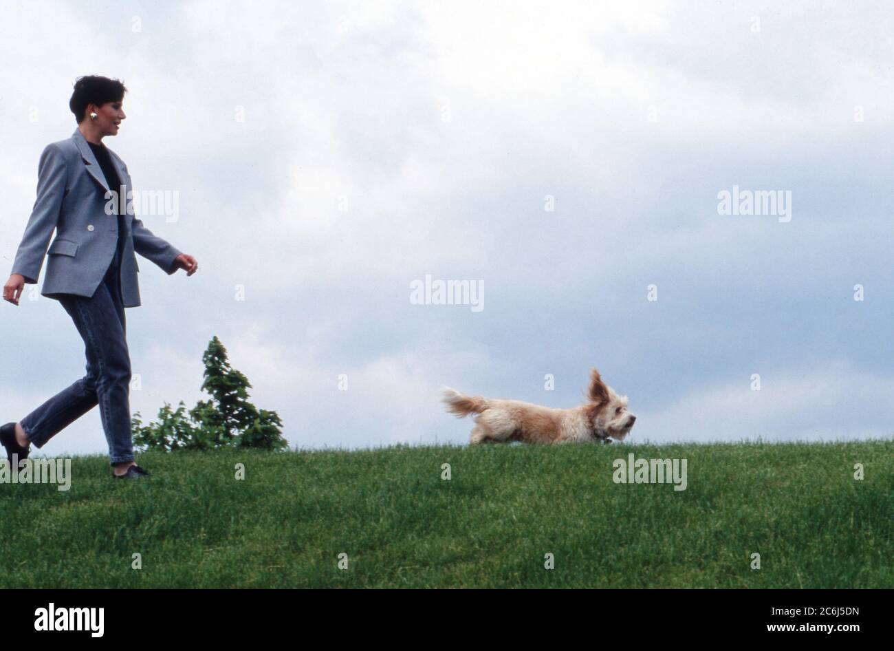 Raphaela Dell, neue Programmsprecherin beim ZDF in Mainz mit ihrem Hund ...