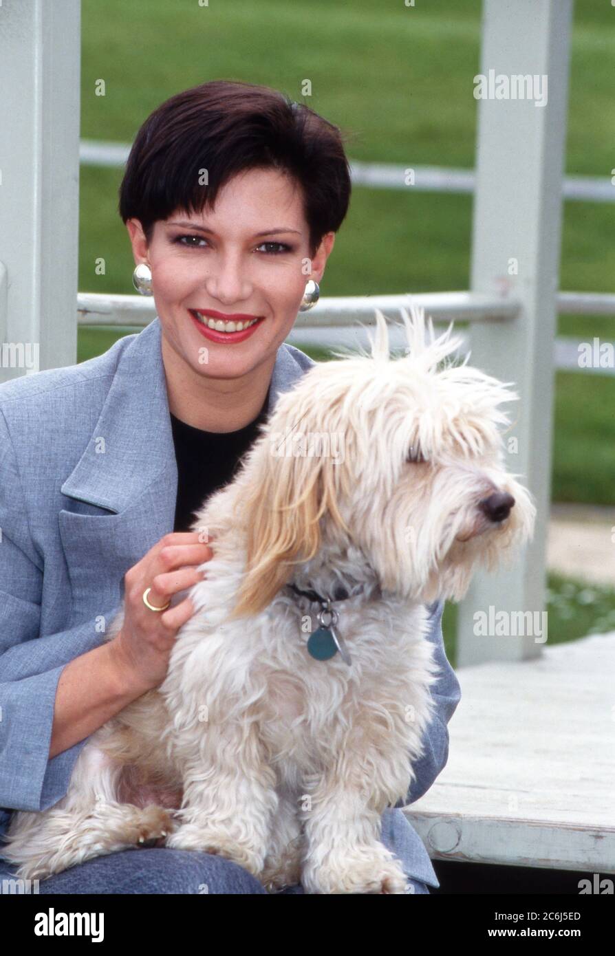 Raphaela Dell, neue Programmsprecherin beim ZDF in Mainz mit ihrem Hund ...