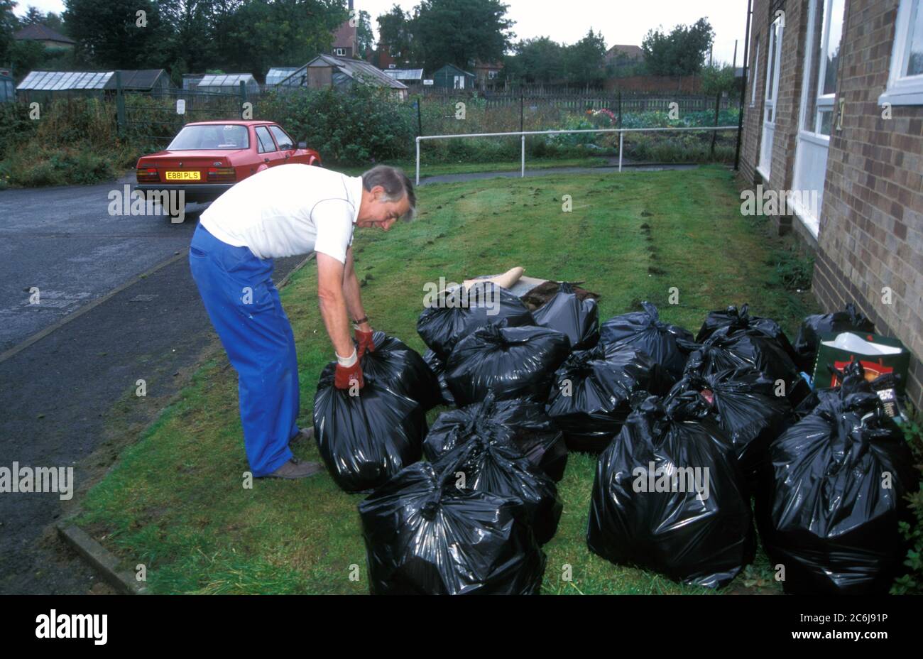 Council estate rubbish hi-res stock photography and images - Alamy