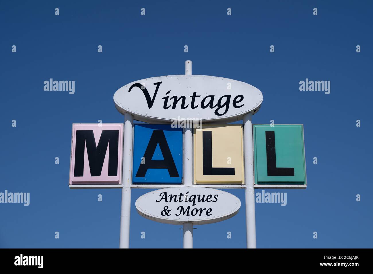 Mankato, Minnesota - June 6, 2020: Sign for an abandoned antique mall ...