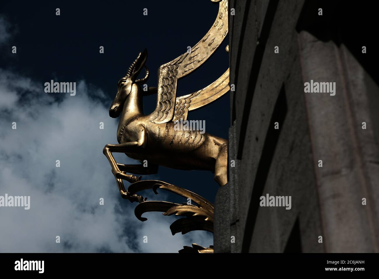 Gold statue south africa hi-res stock photography and images - Alamy