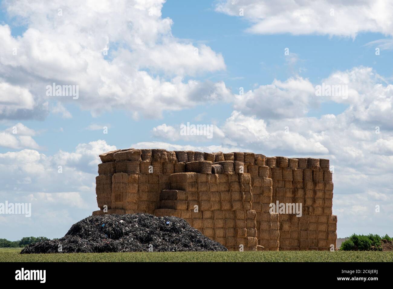 Hay bale stack Stock Photo - Alamy