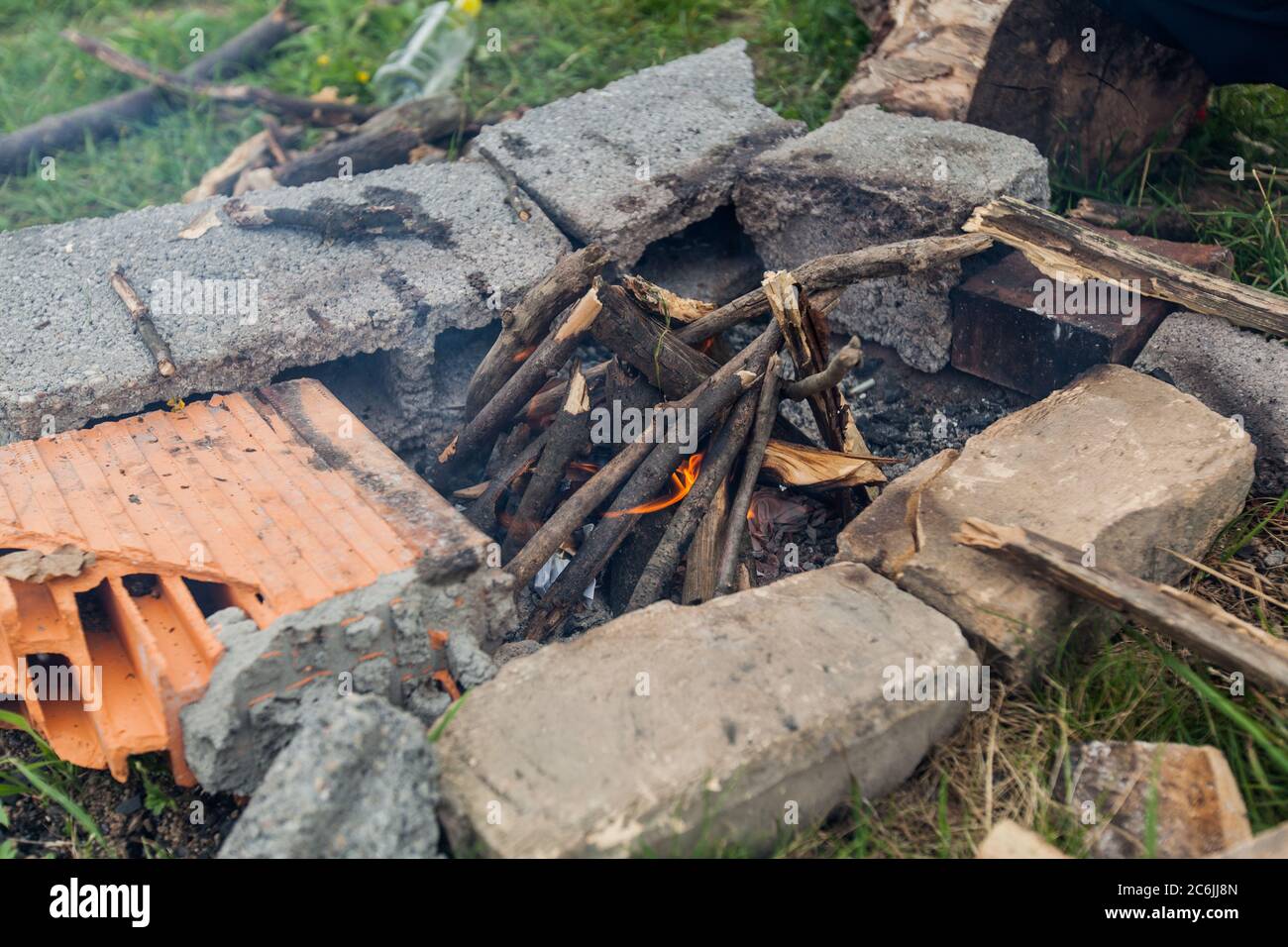 Improvised bbq hi-res stock photography and images - Alamy