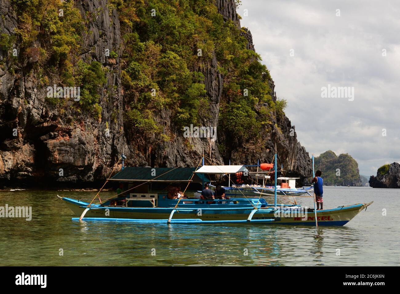 A bangka, the traditional filipino boat, in the Bacuit archipelago. El ...