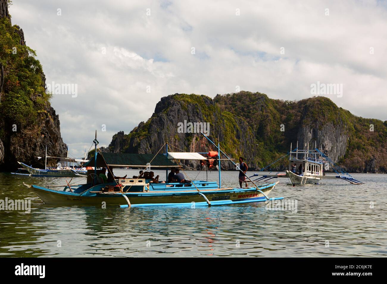 Philippines palawan outrigger fishing boat hi-res stock photography and ...