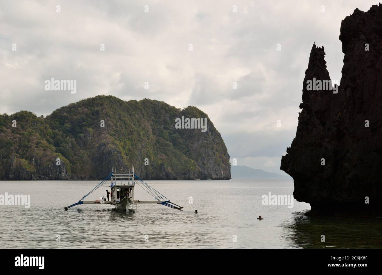 A traditional filipino boat in the Bacuit archipelago. El Nido. Palawan ...