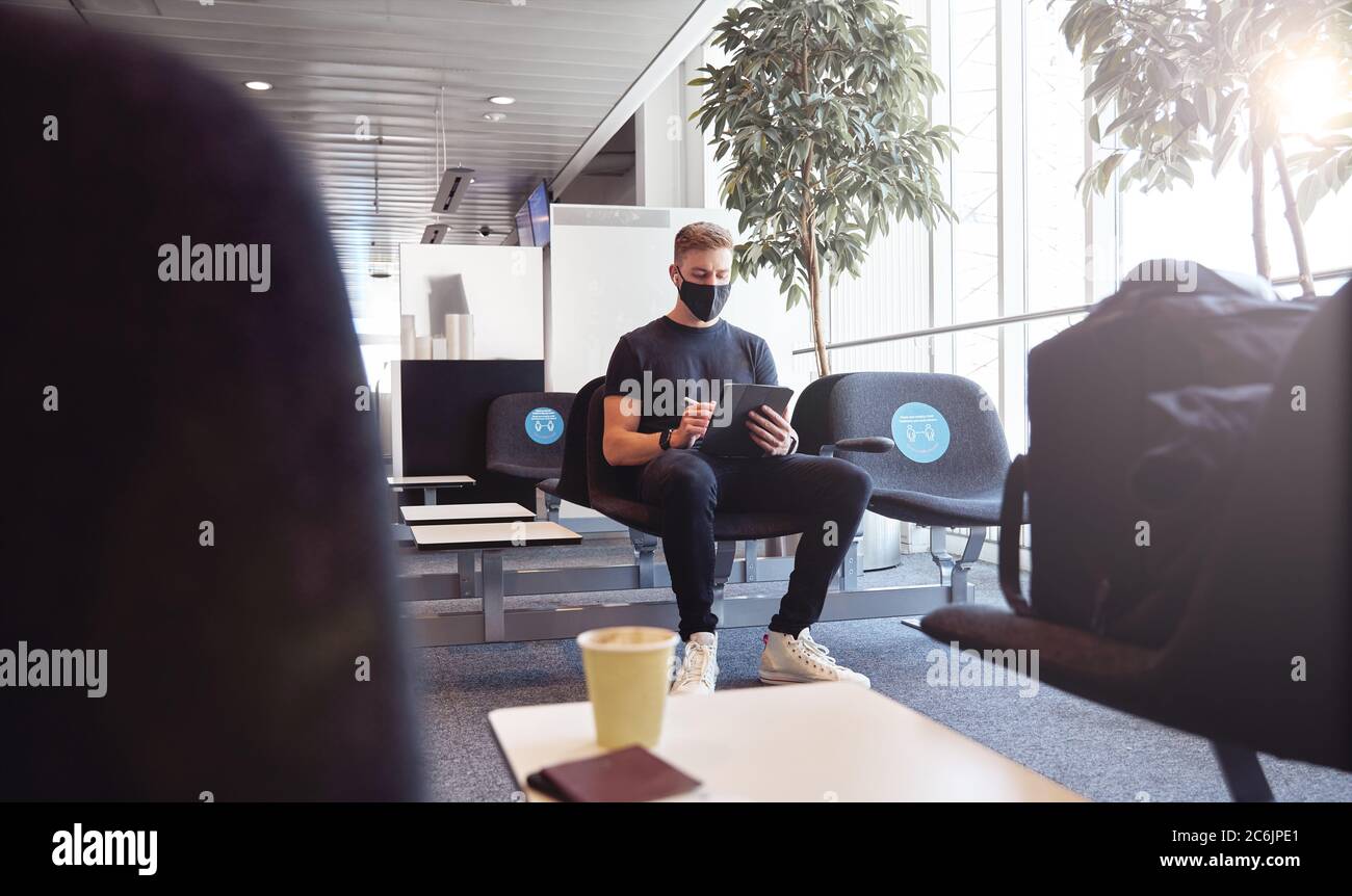 Airport wearing mask hi-res stock photography and images - Alamy
